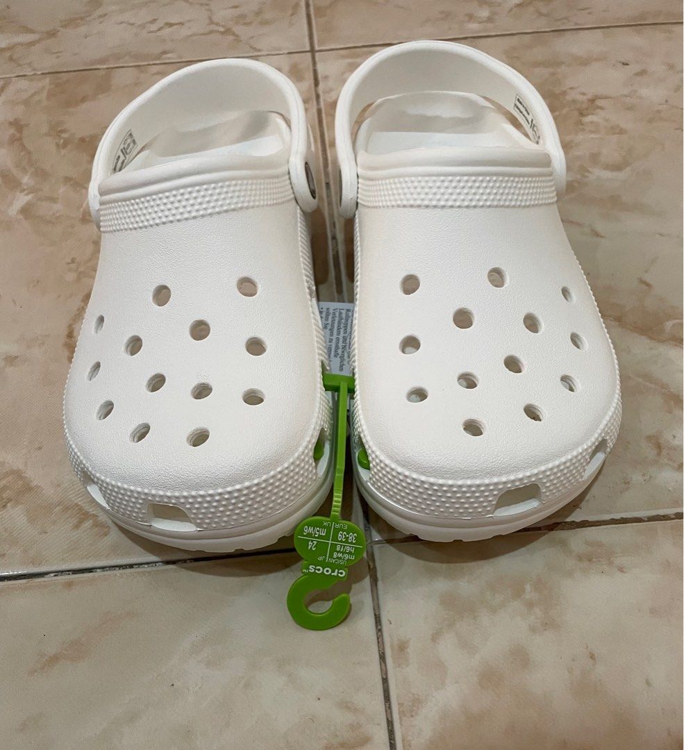Crocs, Women's Fashion, Footwear, Flats & Sandals on Carousell