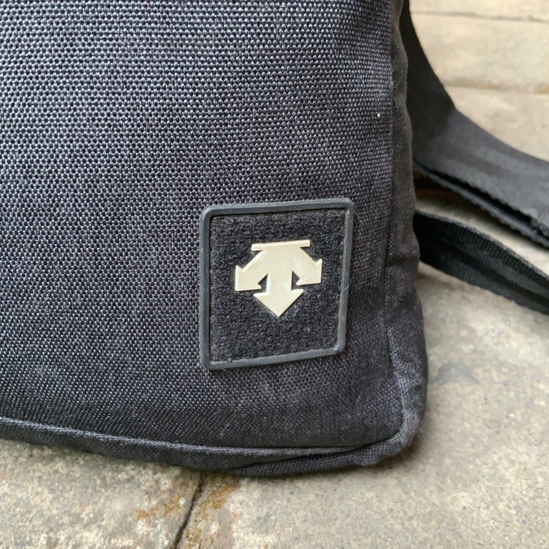 DESCENTE DUALIS TECHNICAL EQUIPMENT SLING BAG BLACK, Fesyen Pria, Tas ...