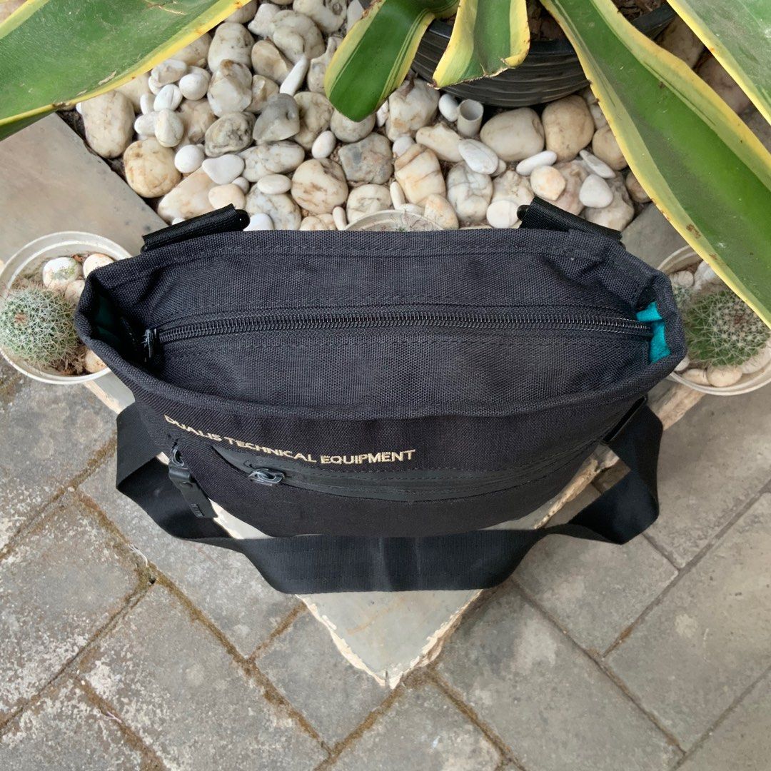 DESCENTE DUALIS TECHNICAL EQUIPMENT SLING BAG BLACK on Carousell