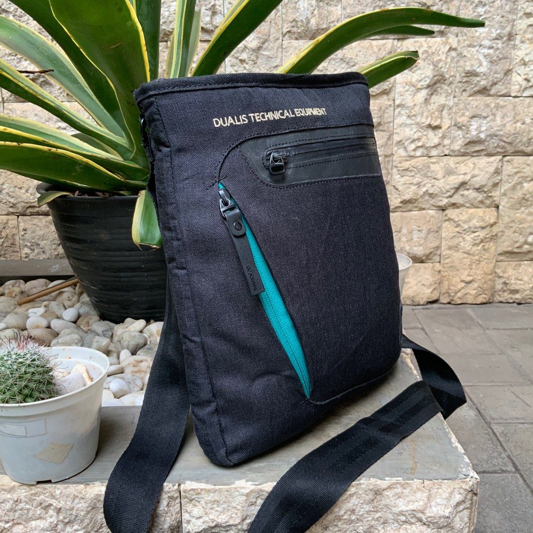DESCENTE DUALIS TECHNICAL EQUIPMENT SLING BAG BLACK, Fesyen Pria, Tas & Dompet , Tas Selempang ...