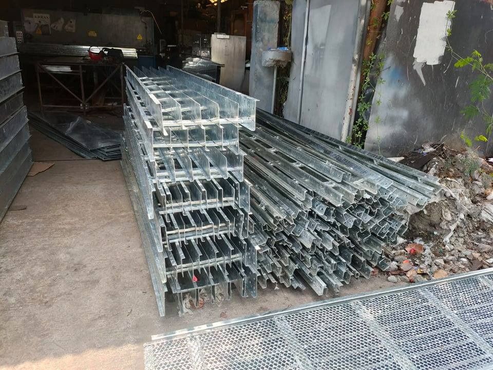 DNC Steel Fabricator of Cable trays wiremesh expanded bottom with ...