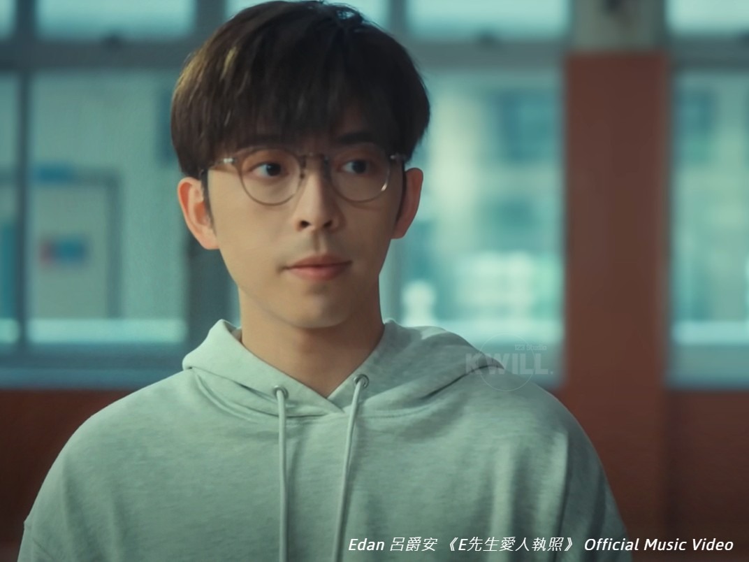 EDAN LUI 呂爵安 @ MIRROR 《E先生愛人執照》 高畫質加厚防潑水40*30CM POSTER A3應援海報 L款, 預購 - Carousell