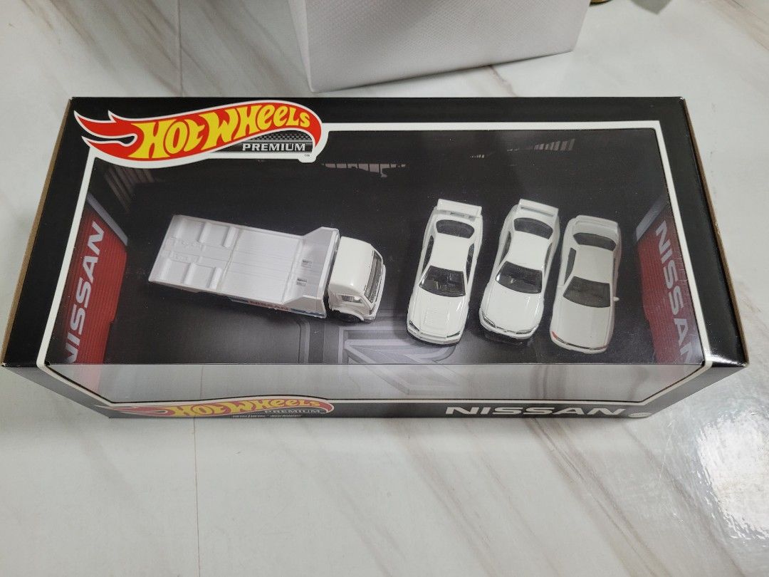Hot Wheels Nissian Box set of GTR R32, R33, R34 and Retro Rig, Hobbies ...