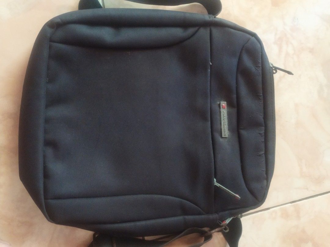 Tas Selempang Polo Classic pas untuk bawa tablet ipad, Fesyen Pria, Tas ...