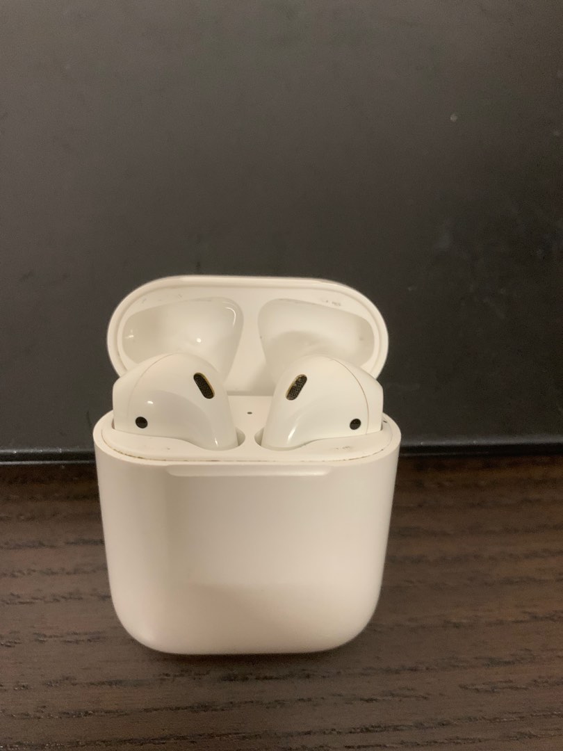 Apple AirPods (1st Generation) with Wireless Charging Case, Audio ...