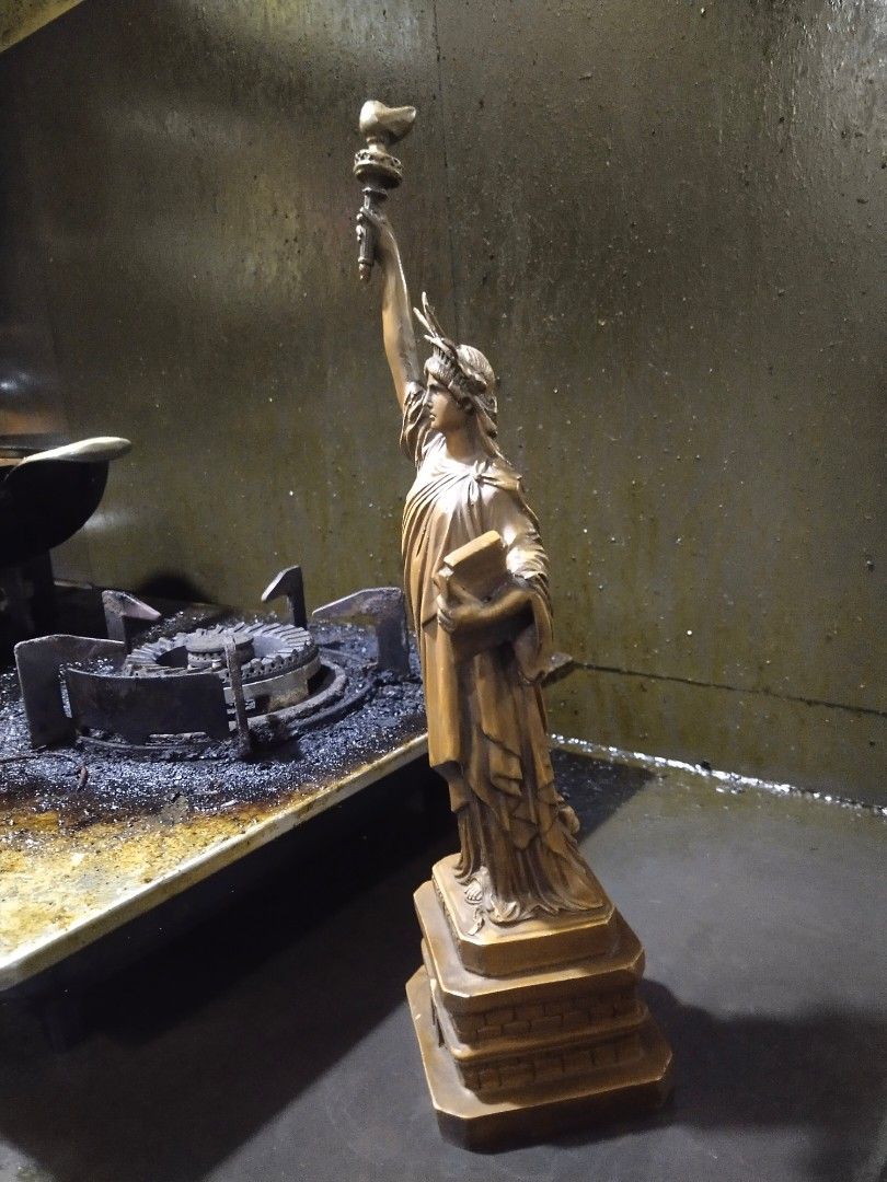 Brass statue of liberty display on Carousell