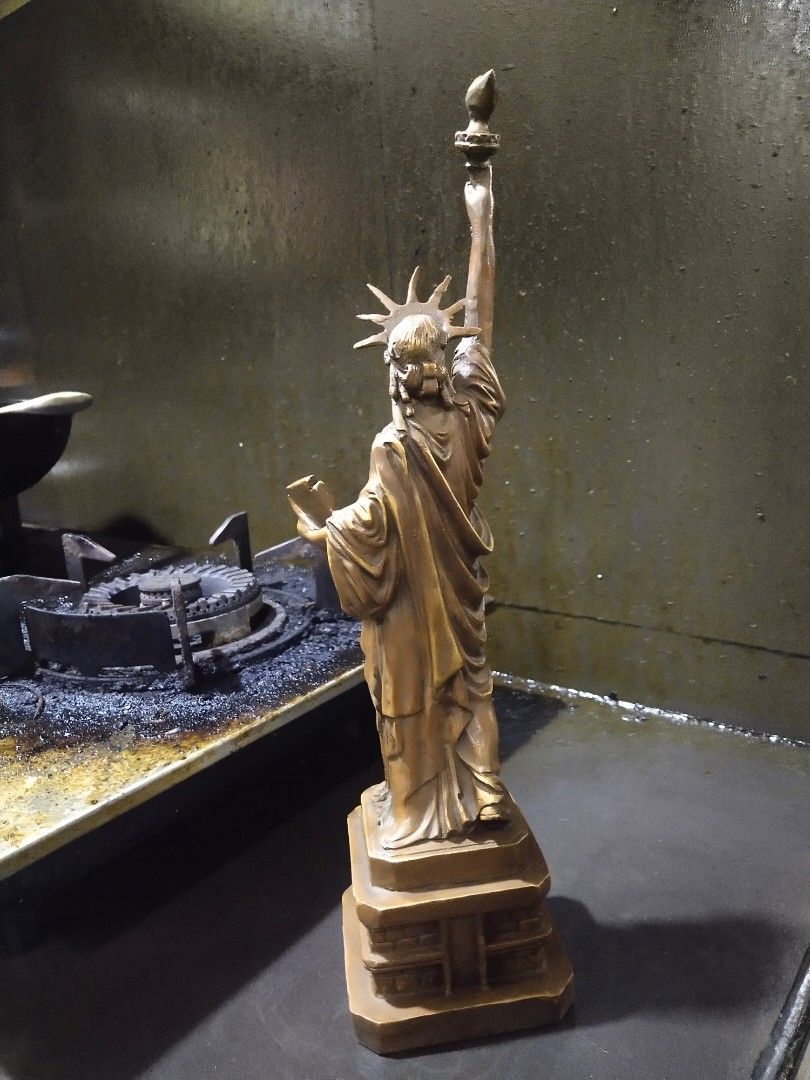 Brass statue of liberty display on Carousell