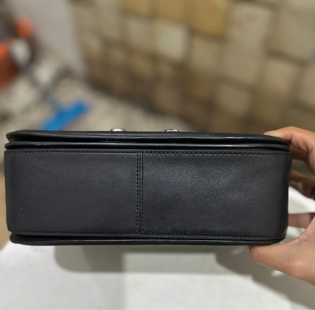 Coach Swagger 25, Fesyen Wanita, Tas & Dompet di Carousell
