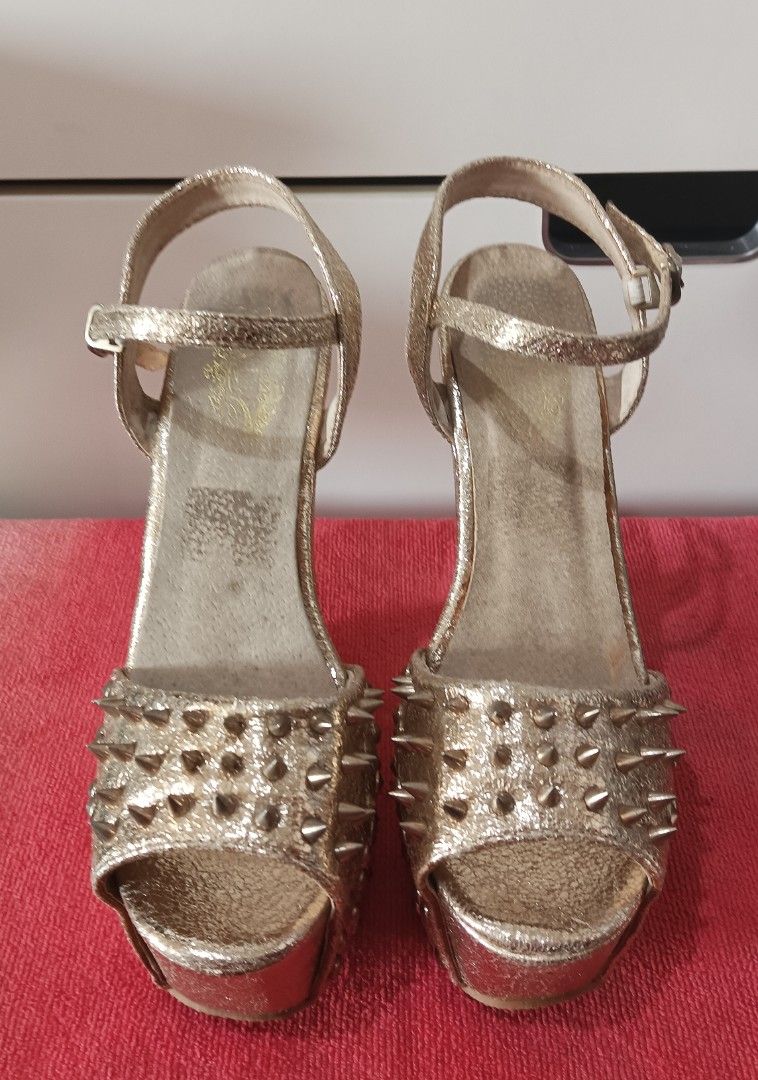 Sepatu unik, Fesyen Wanita, Sepatu di Carousell