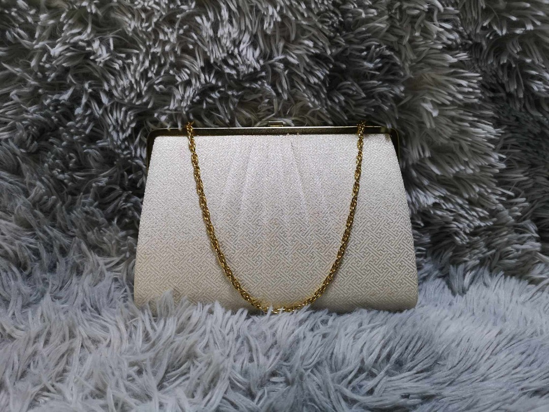 White Curve Lines Turn Lock Chain Clutch, Women's Fashion, Bags ...