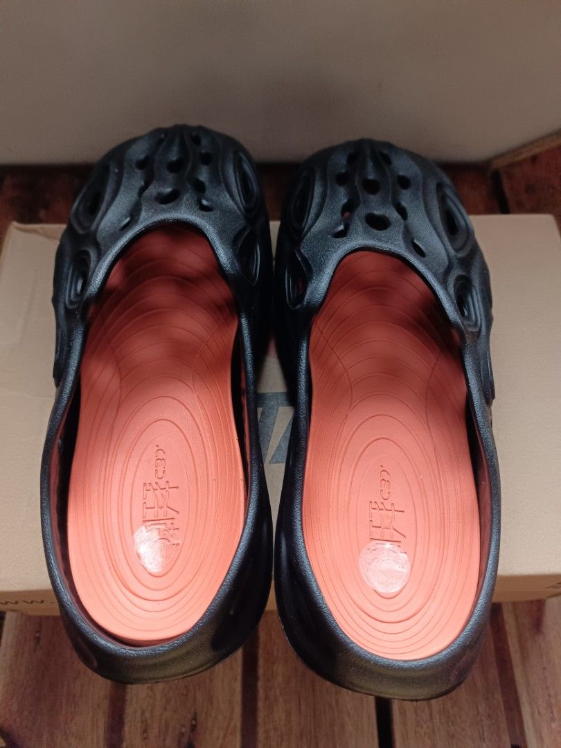 Anta Clogs on Carousell