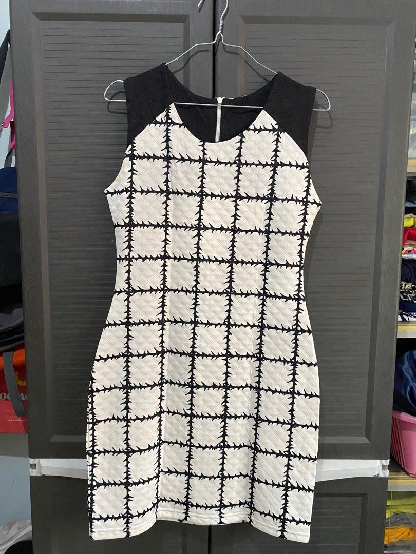 Black and white dreee on Carousell