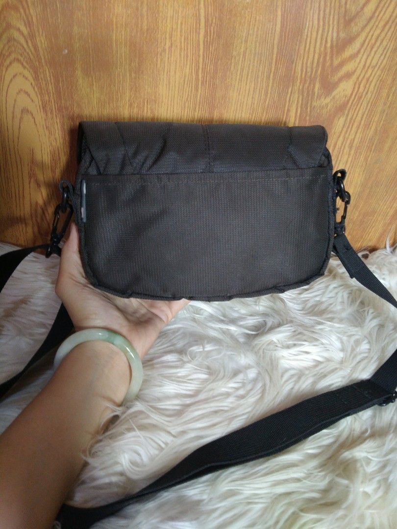 Eiger Sling bag ORI, Barang Mewah, Tas & Dompet di Carousell