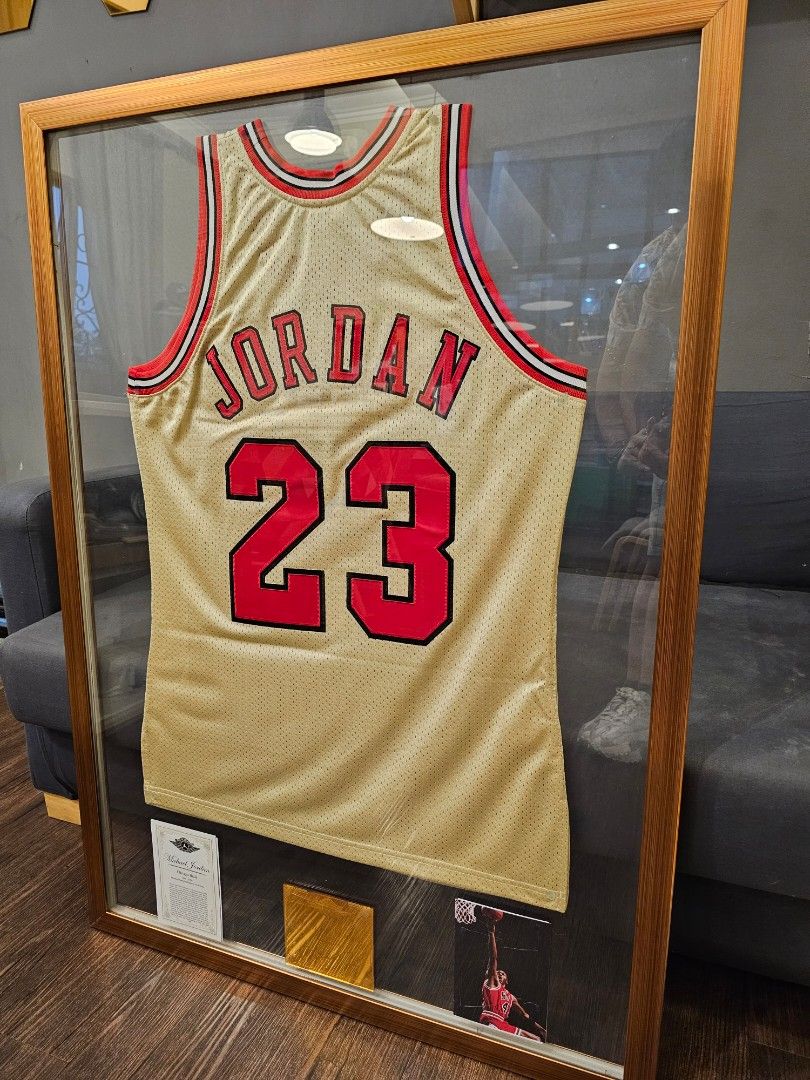 Jersey in frame Chicago bulls Michael jordan gold limited edition ...