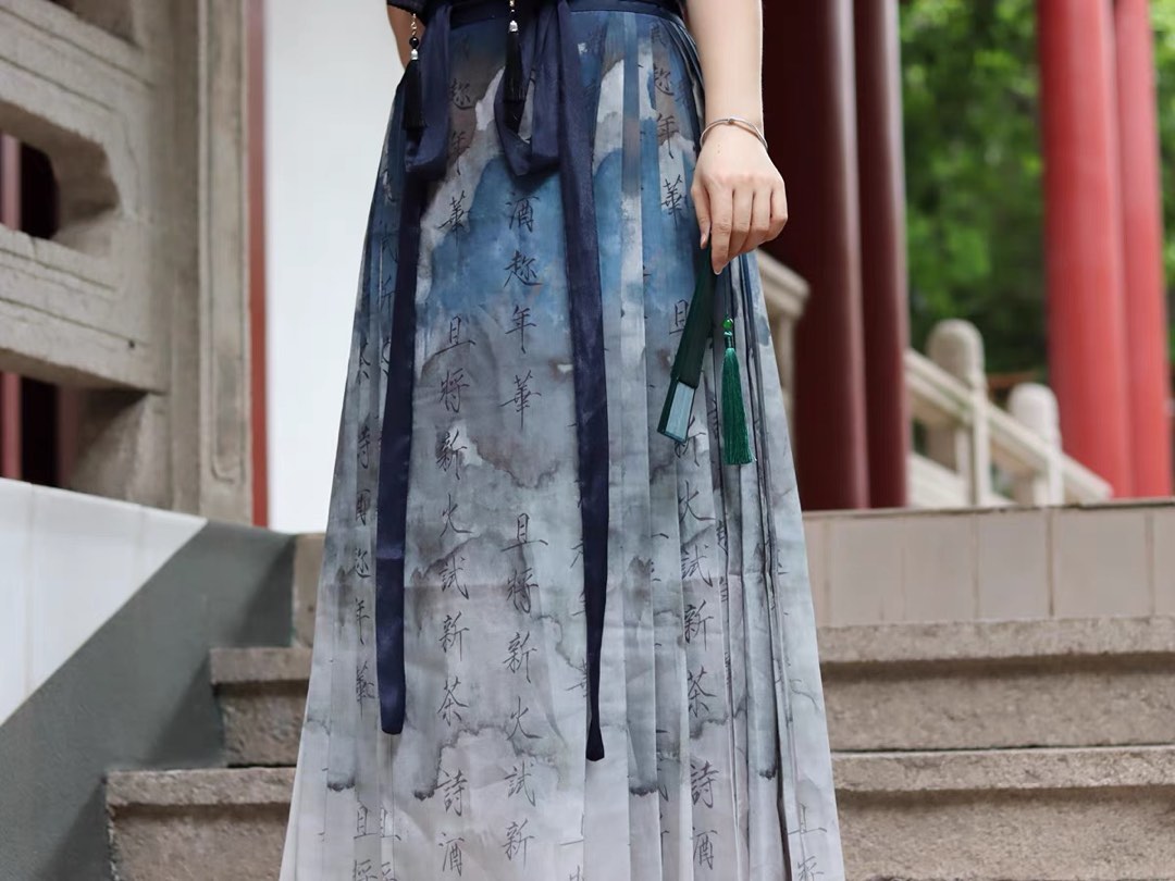 Ma Mian Qun, Women's Fashion, Bottoms, Skirts on Carousell