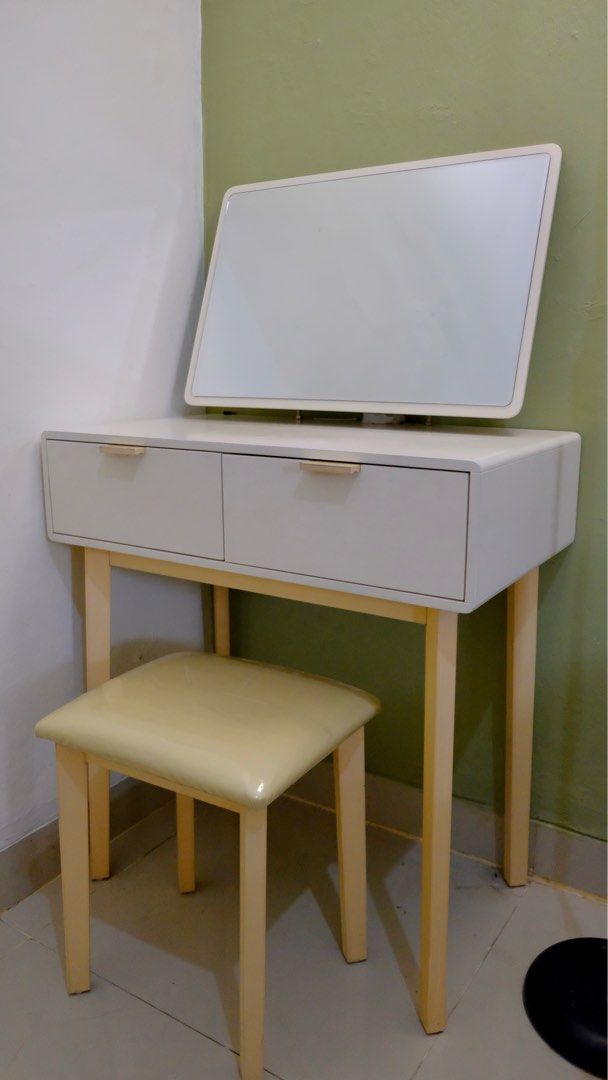 Meja Rias Makeup Table Ifurnholic, Perabotan Rumah di Carousell
