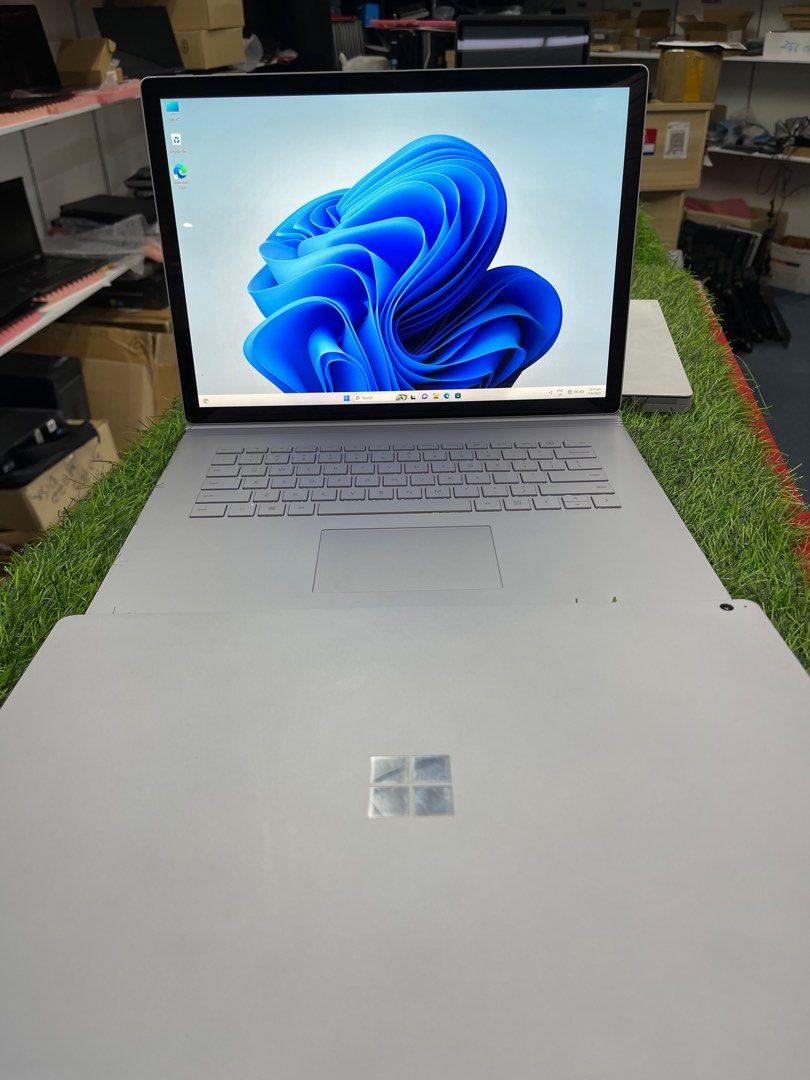 Microsoft Surface book 2 / 15 inch touchscreen / i7-8th Gen / 16GB SSD ...