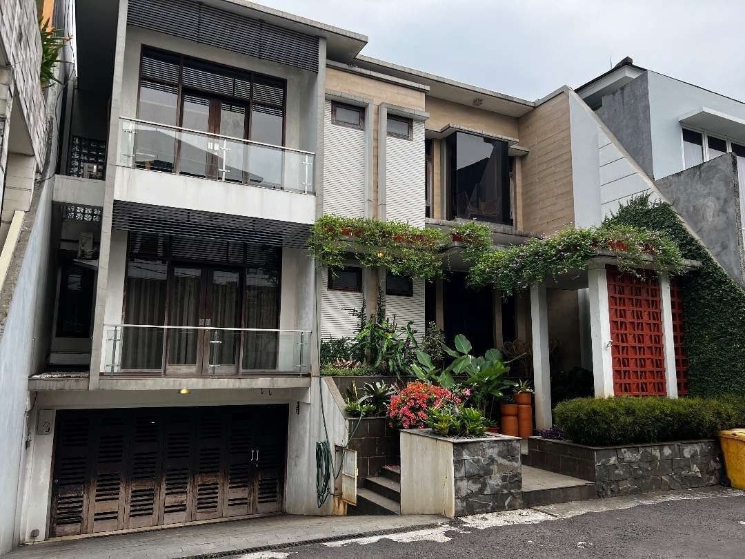 Rumah mewah di Lebak bulus dekat jalan raya besar Townhouse lokasi ...