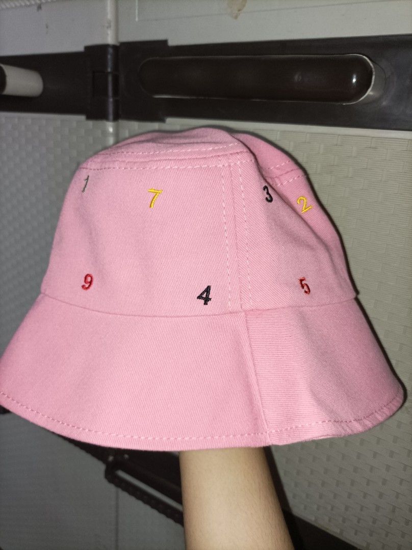 Topi pink, Fesyen Wanita, Aksesoris di Carousell