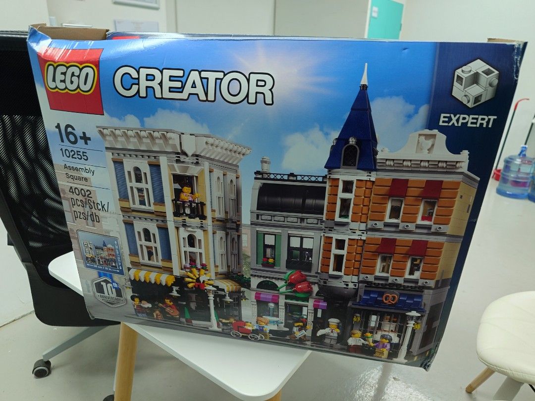 全新 盒殘 包裝膠紙已甩 Lego Creator 10255 Assembly Square, 興趣及遊戲, 玩具 & 遊戲類 - Carousell