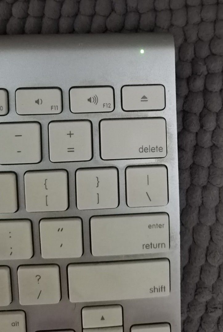 Apple Wireless Keyboard A1314 Computers And Tech Parts And Accessories Computer Keyboard On Carousell