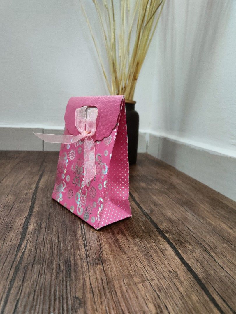 Cute pink gift box with ribbon Kotak hadiah merah jambu comel dengan ...