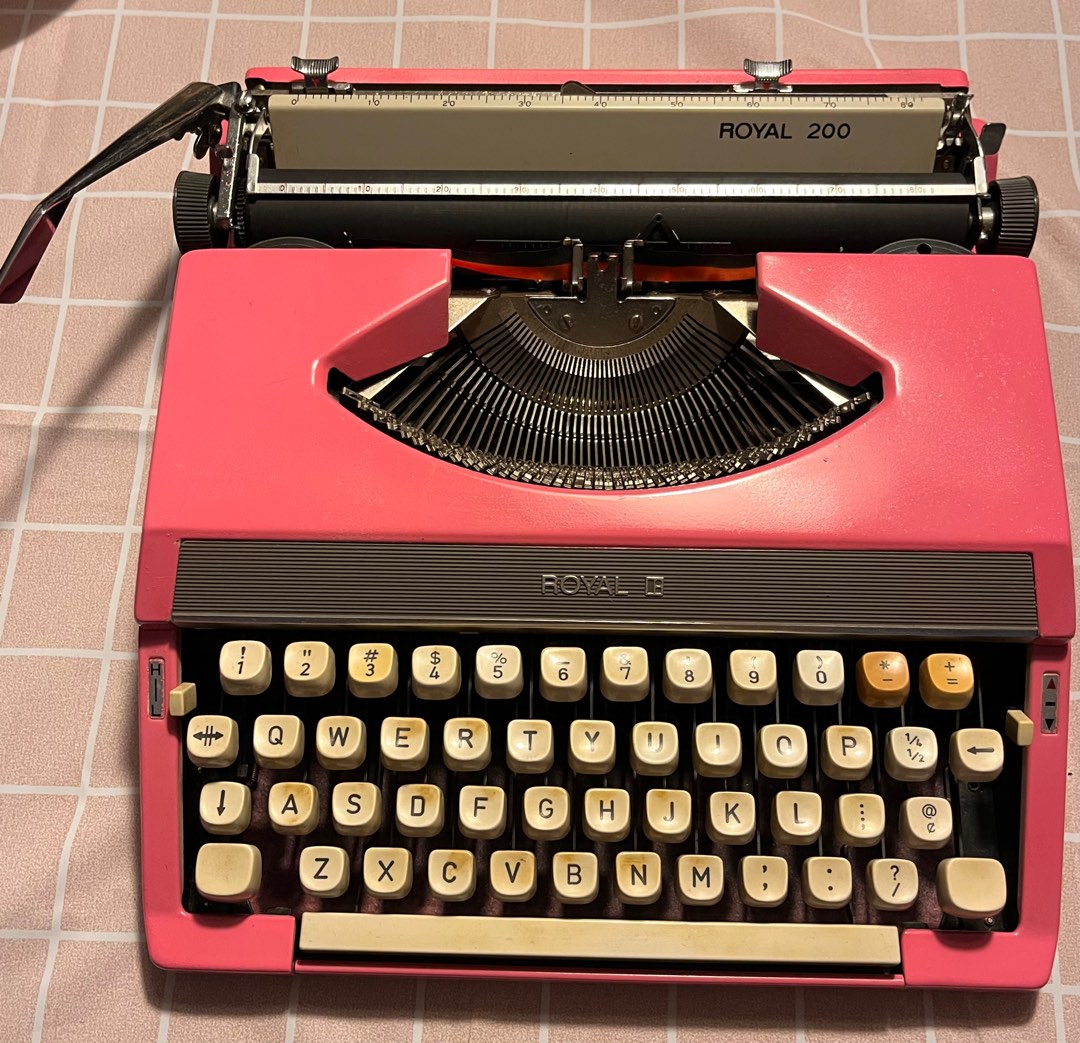 Hot pink Royal 200 typewriter. Has both black and red ink, Hobbies ...