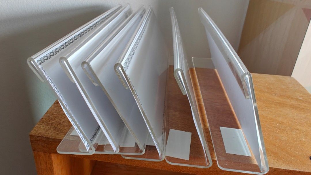 L shape card stand Suremark SQ-1707, Everything Else on Carousell