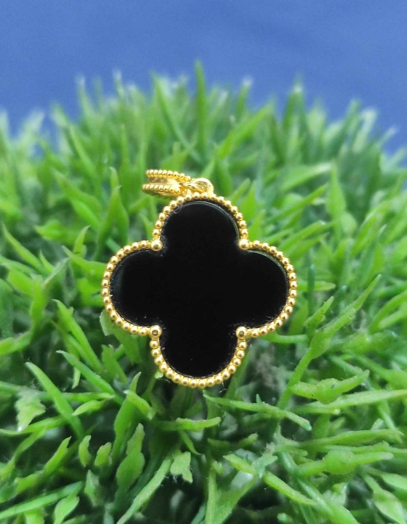 VCA ONYX PENDANT 18K SAUDI GOLD on Carousell