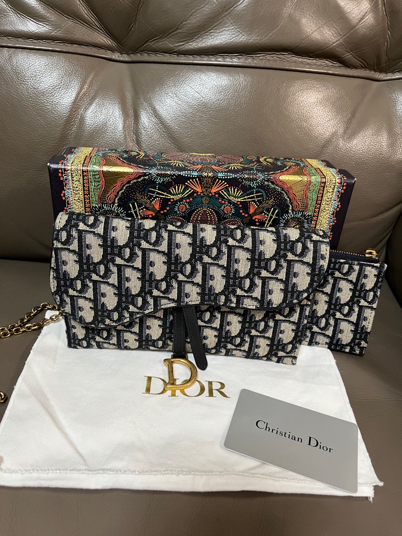 Dior saddle wallet on chain, 名牌, 手袋及銀包 - Carousell