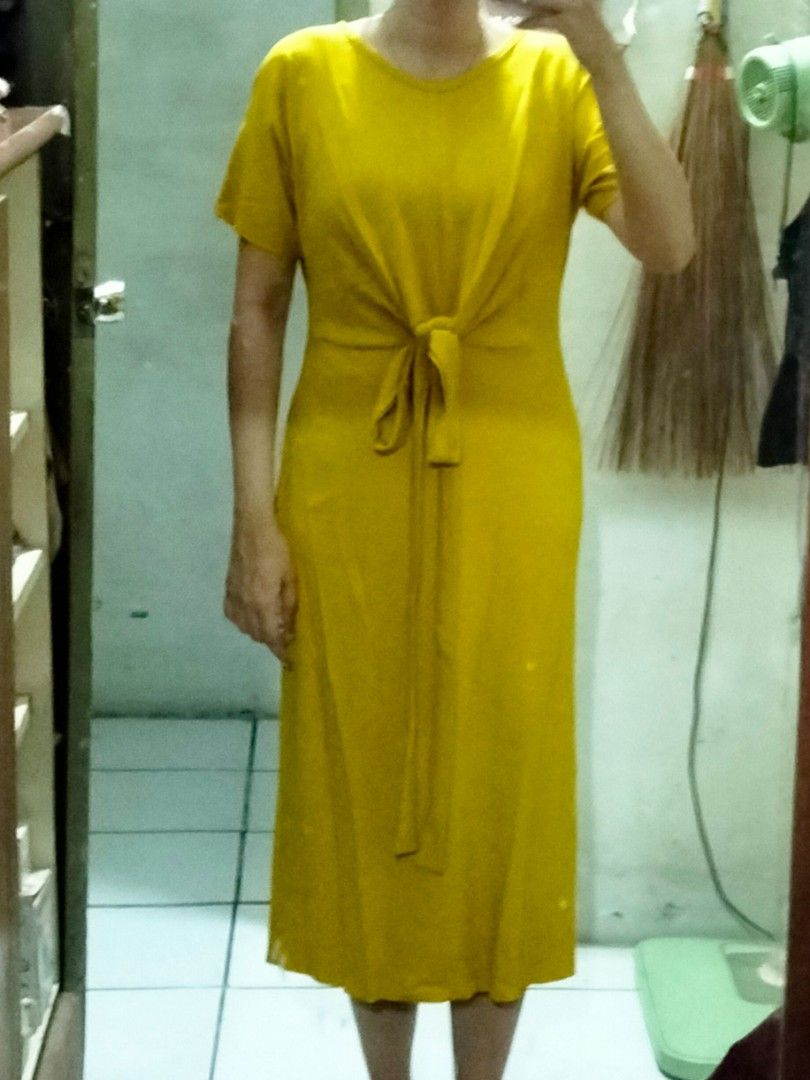 Simpel midi Dress kuning bahan lembut, Fesyen Wanita, Pakaian Wanita ...