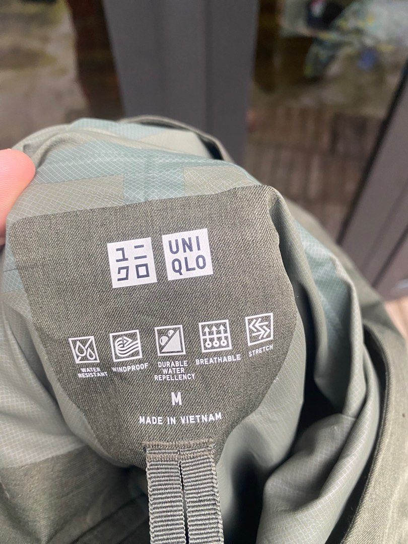 uniqlo block tech, Men's Fashion, Activewear on Carousell