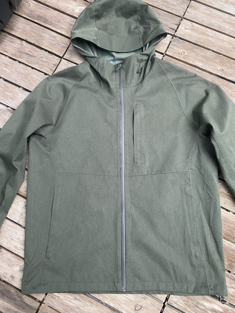 uniqlo block tech, Men's Fashion, Activewear on Carousell