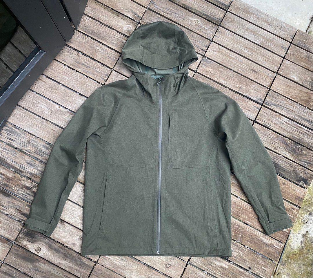 uniqlo block tech, Men's Fashion, Activewear on Carousell