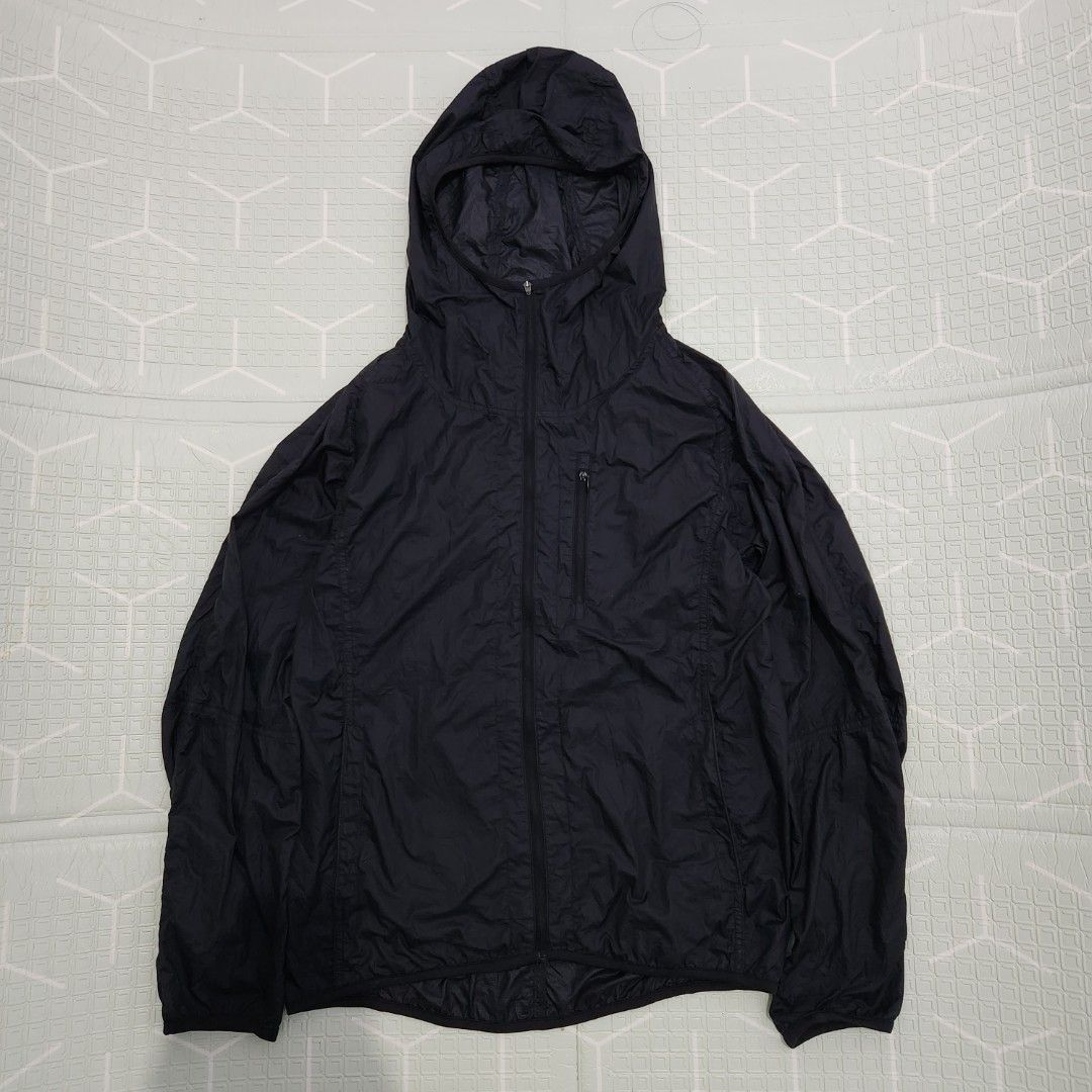 Uniqlo pocketable lightweight jacket, Fesyen Pria, Pakaian , Baju ...