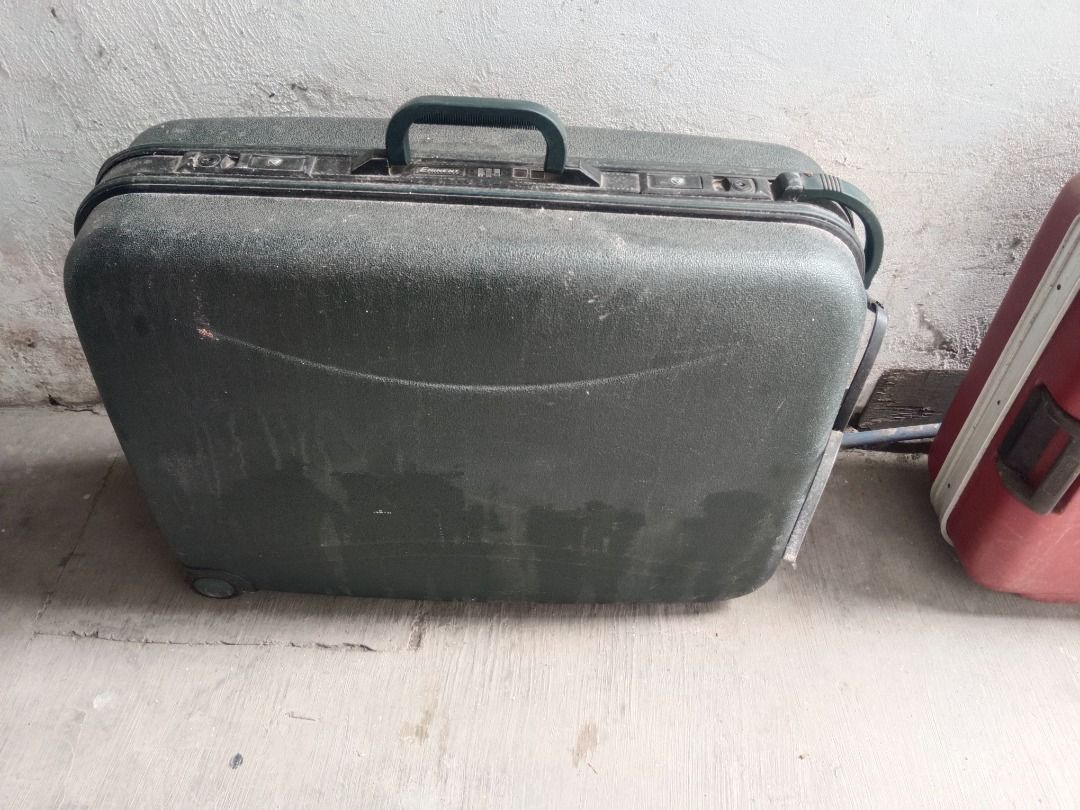 Classic maleta, Hobbies & Toys, Travel, Luggage on Carousell