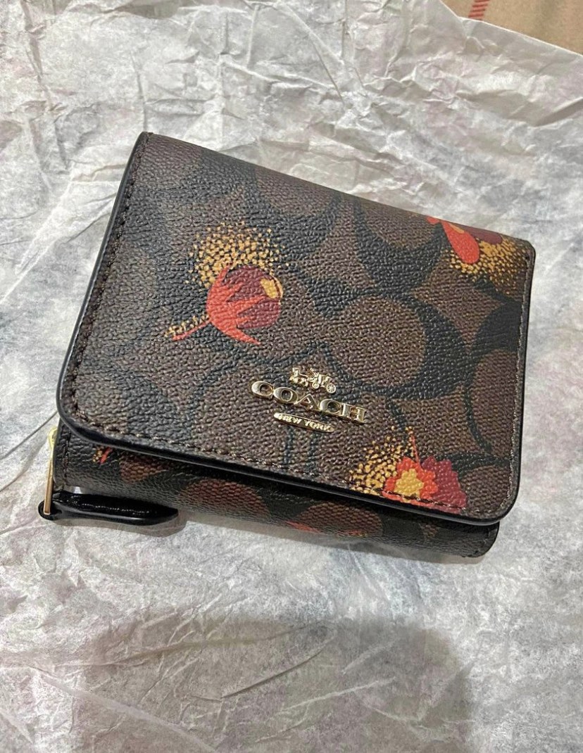 Coach Short Mini Trifold Wallet, Luxury, Bags & Wallets on Carousell