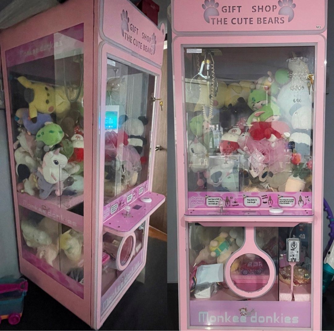Full Glass Claw Machine, Hobbies & Toys, Toys & Games on Carousell