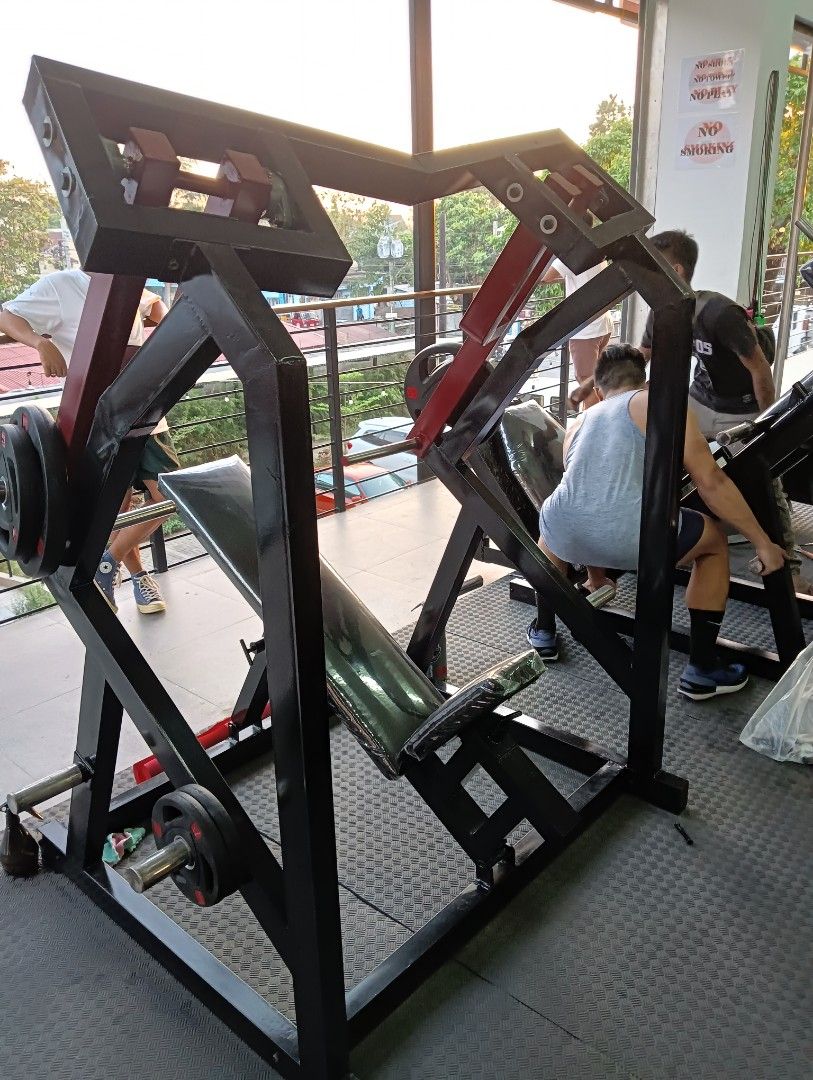 Incline shoulder press machine on Carousell