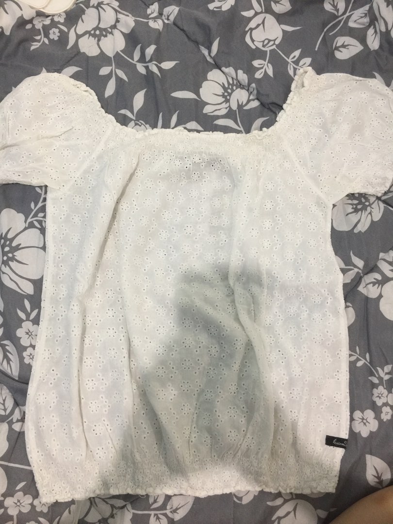 kamiseta islet off shouler, Women's Fashion, Tops, Blouses on Carousell