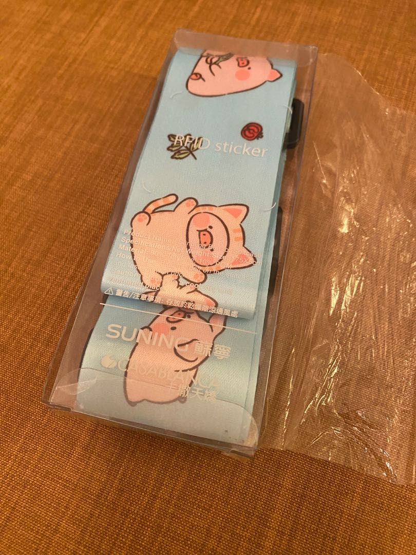 Lulu the piggy suitcase strap 罐頭豬旅行箱帶 全新, 興趣及遊戲, 旅行, 旅遊 - 旅行必需品及用品 ...