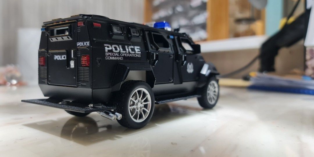 Police Car Scale 1:32 with 04 figures, Hobbies & Toys, Toys & Games on ...