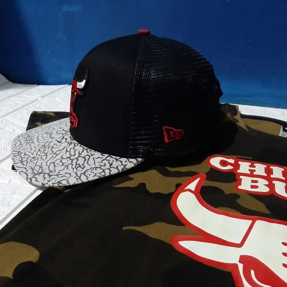 TOPI CHICAGO BULLS DAN KAOS CHICAGO BULLS not john deere visor pendek ...