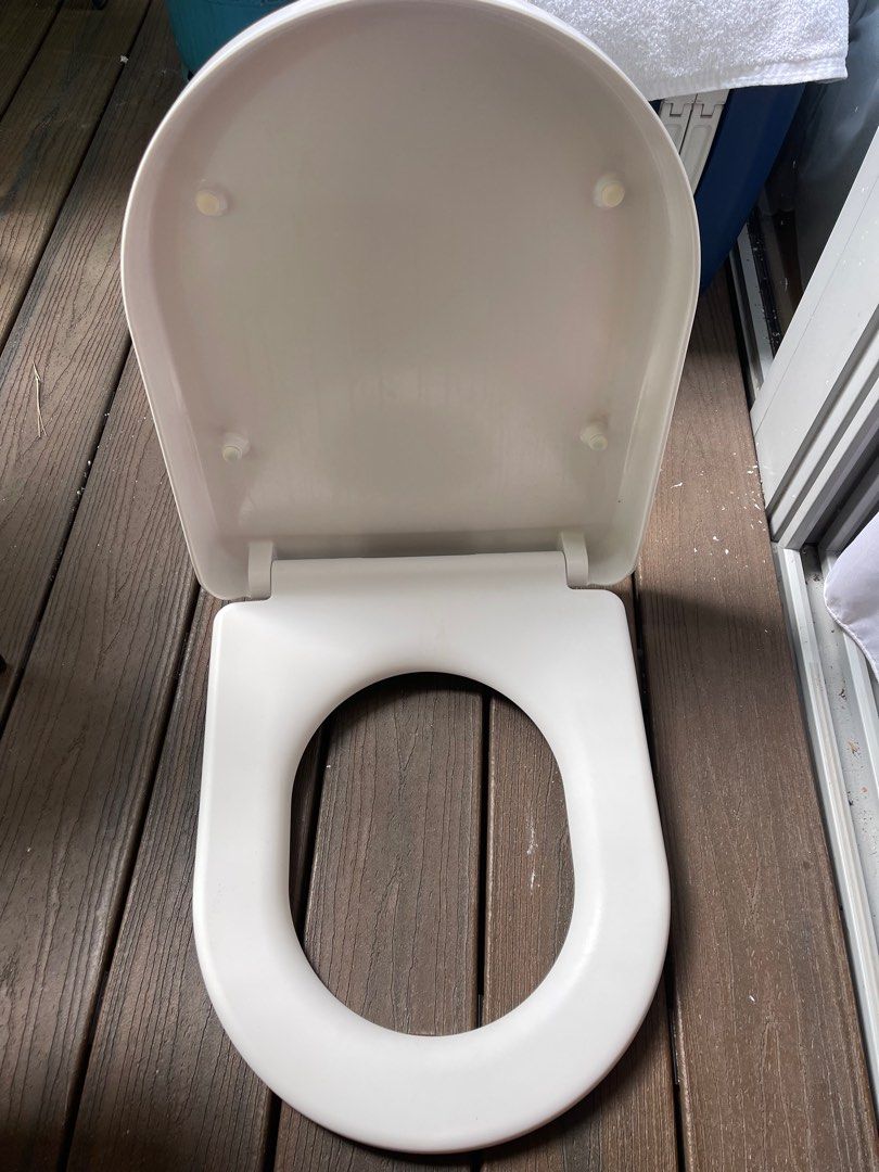 TOTO soft closing toilet seat, Furniture & Home Living, Bathroom & Kitchen Fixtures on Carousell