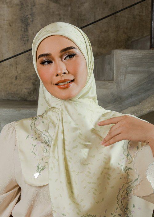 (NEW/NEVER WORN) Waarna Raya Square Hijab Mariam, Women's Fashion, Muslimah Fashion, Hijabs on ...