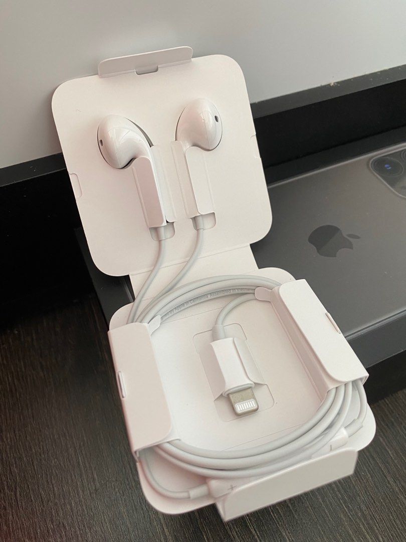 Apple EarPods headphone plug, Audio, Headphones & Headsets on Carousell