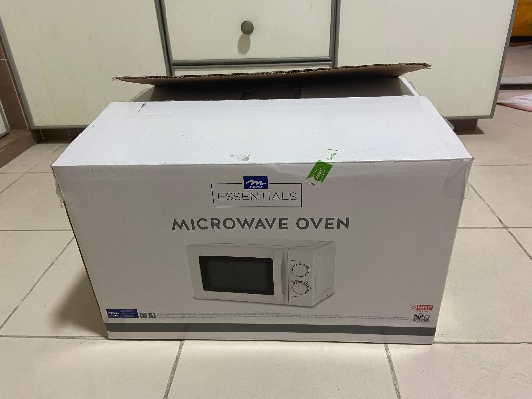 As good as new microwave oven, complete with box and instruction manual ...