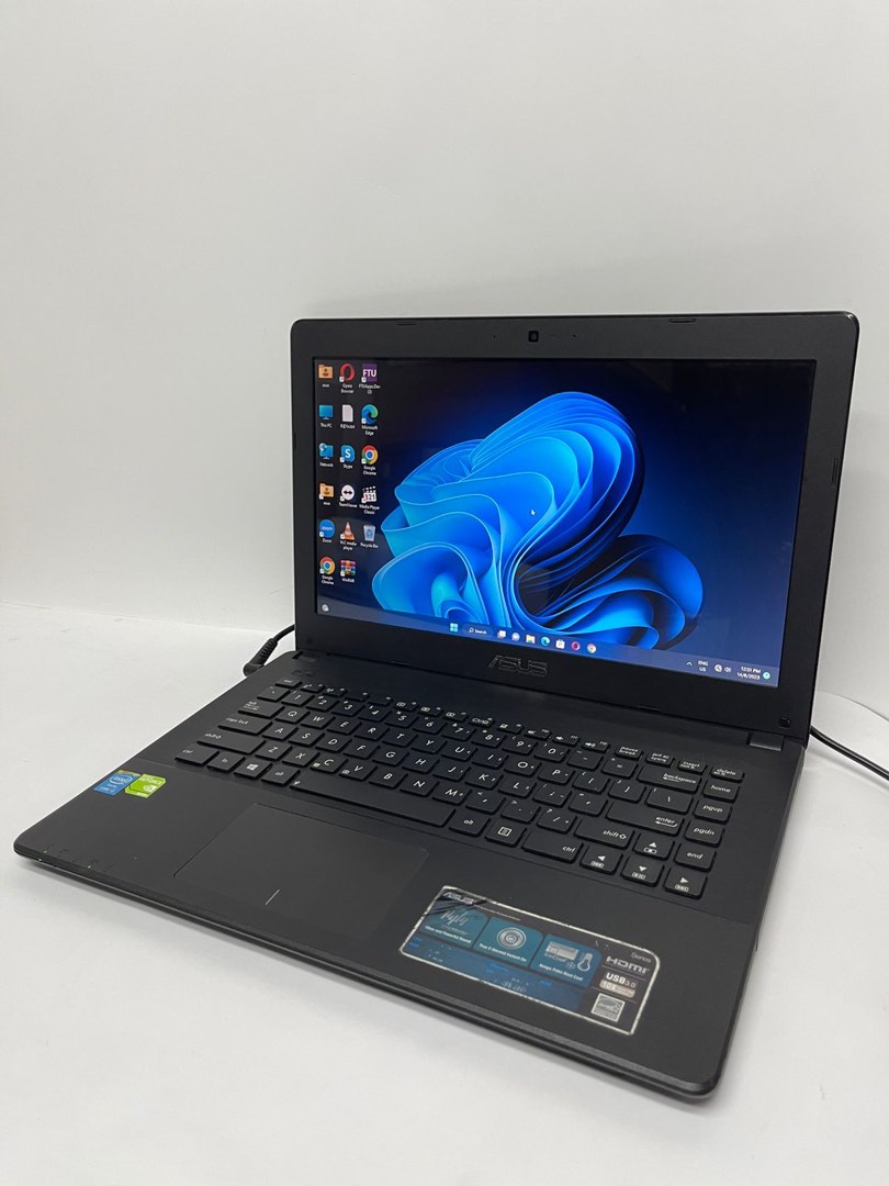 Asus i3 Gaming laptop like new with ssd Dual Graphic camera wifi ...