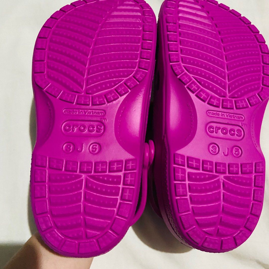 Crocs Size 5, Women's Fashion, Footwear, Slippers and slides on Carousell