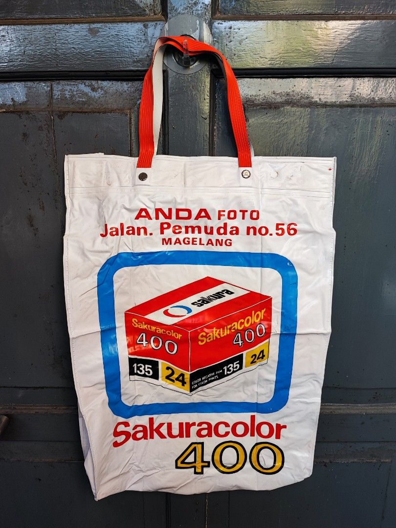 Tas Perlak Jadul Merchandise Toko Camera Jadul, Antik, Pajangan di ...